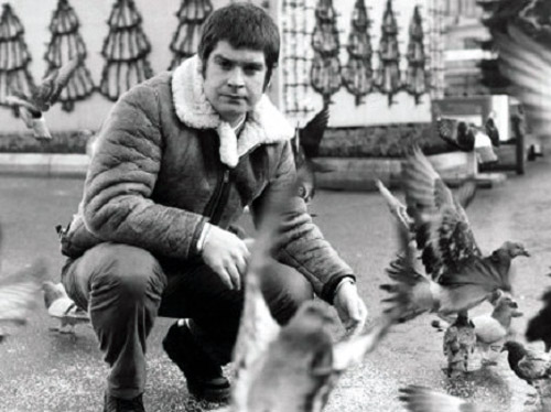Ozzy-Osbourne-feeding-the-pigeons-in-Glasgows-George-Square-1982