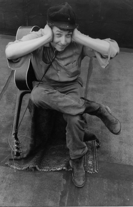 Bob-Dylan-hand-in-ear