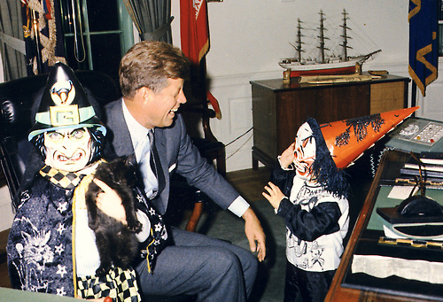 Caroline-Kennedy-John-F-Kennedy-and-John-F-Kennedy-Jr-on-Halloween-1963